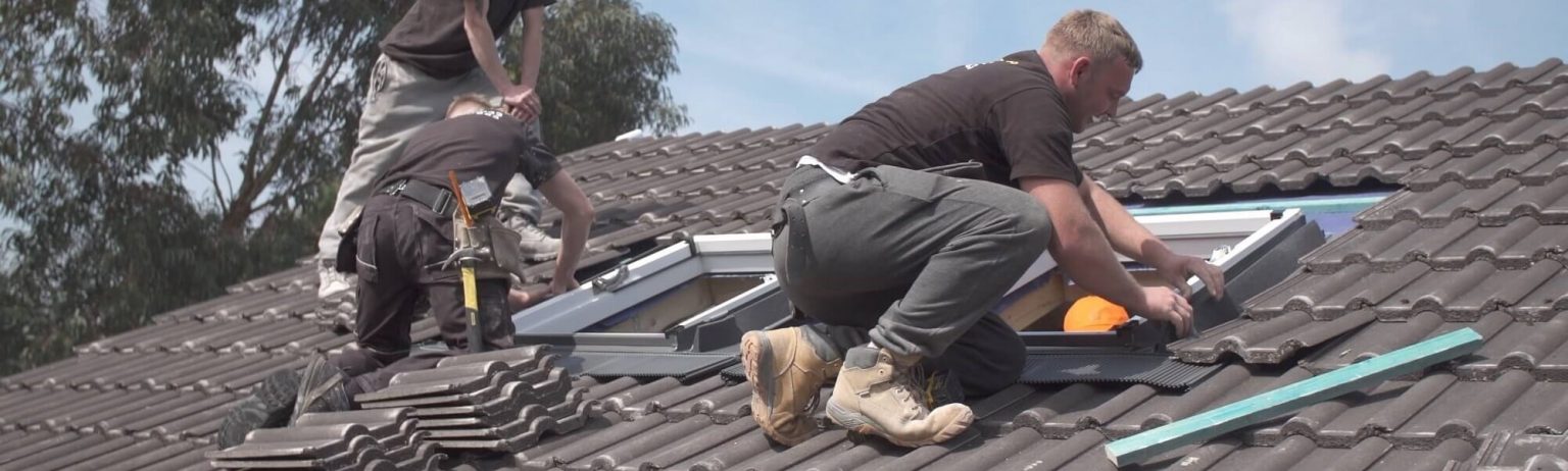 Installing a roof window | Dakea